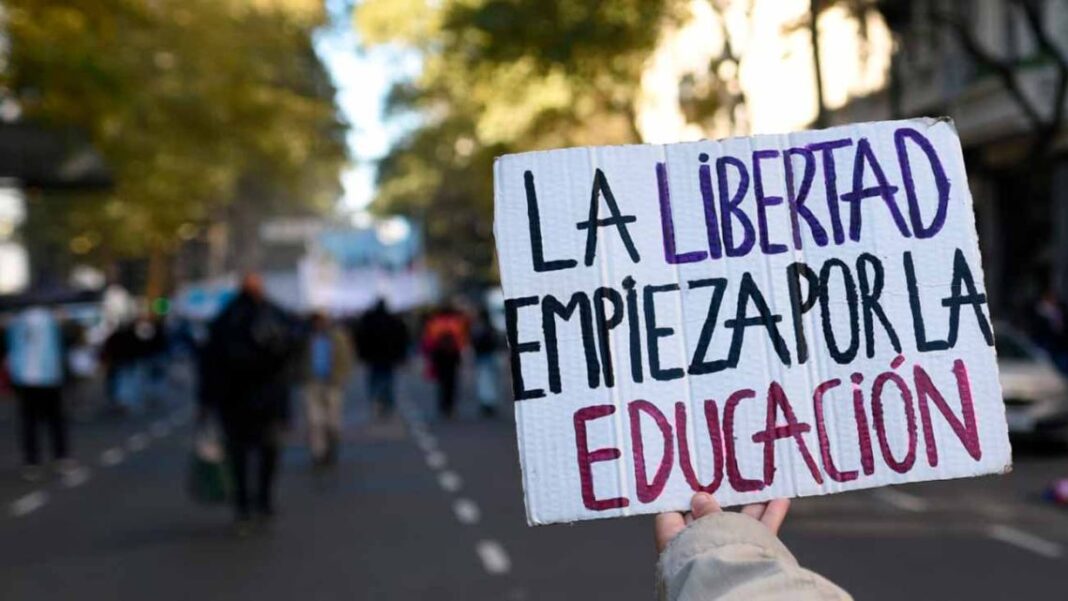 Fuga de Docentes y Aulas Vacías: La Realidad Tras la Gran Marcha ...